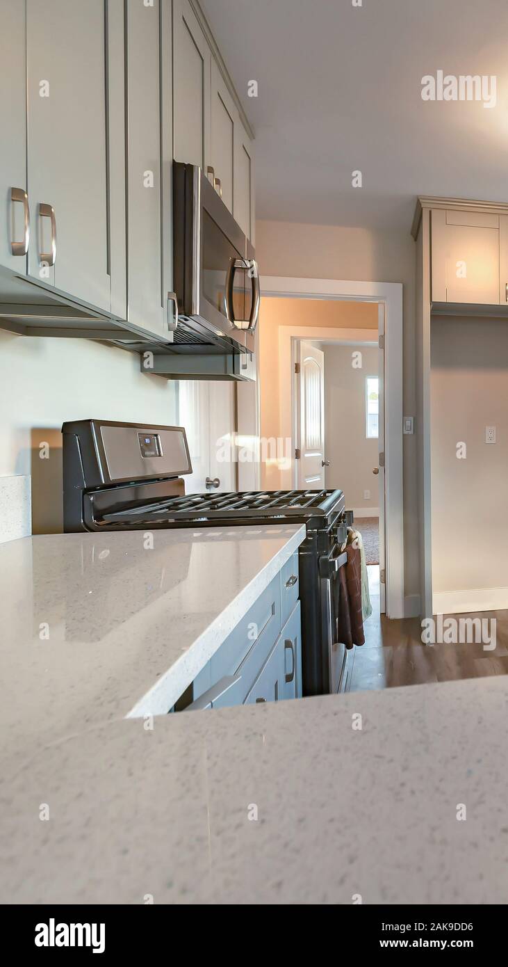 Granite countertop vertical hi-res stock photography and images - Alamy