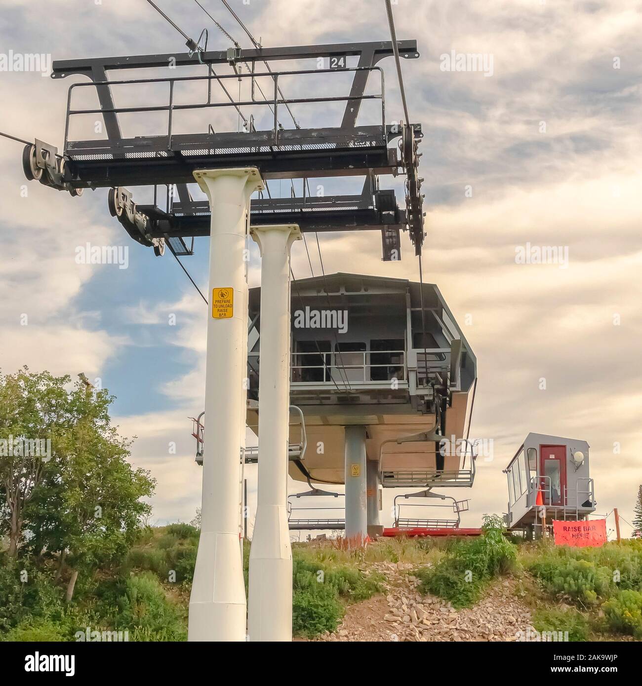 Chair lift top terminal hi-res stock photography and images - Alamy