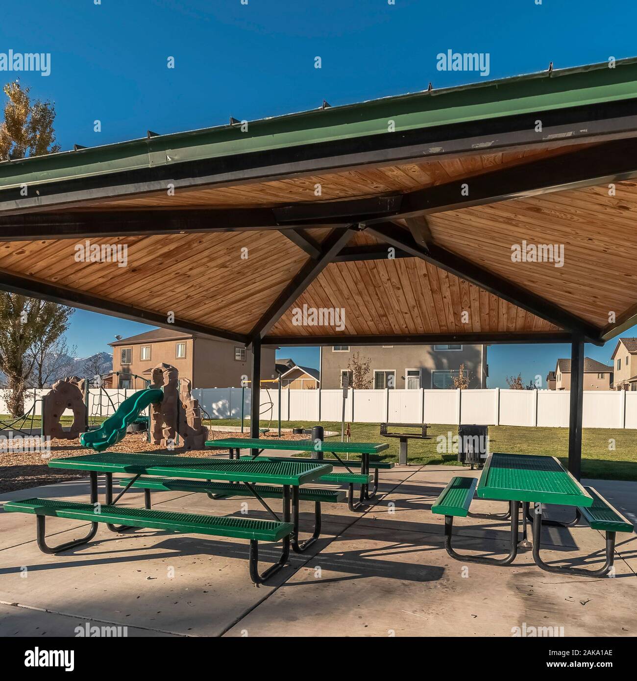 Square frame Empty benches and tables in an urban park Stock Photo - Alamy