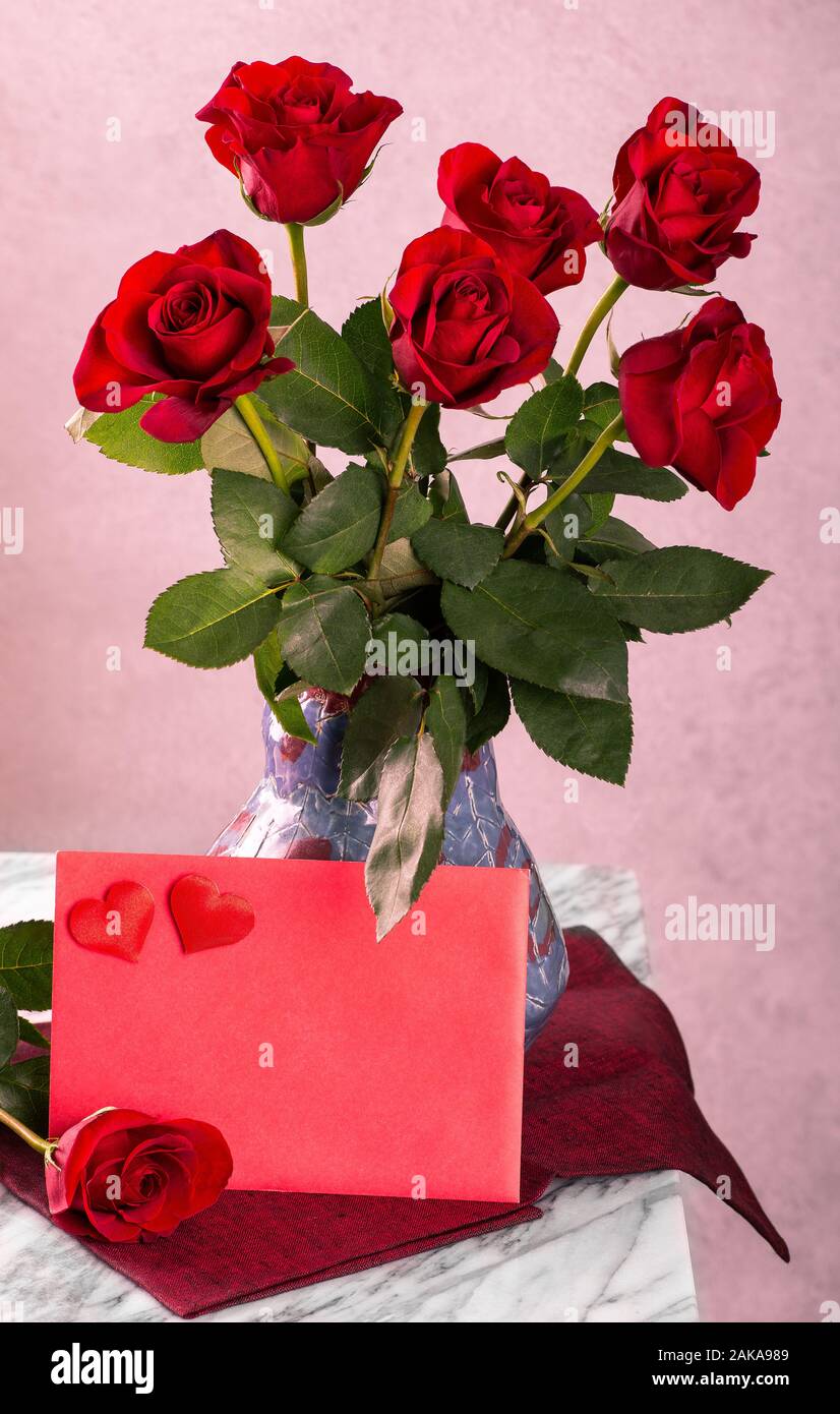 Red roses vase hi-res stock photography and images - Alamy