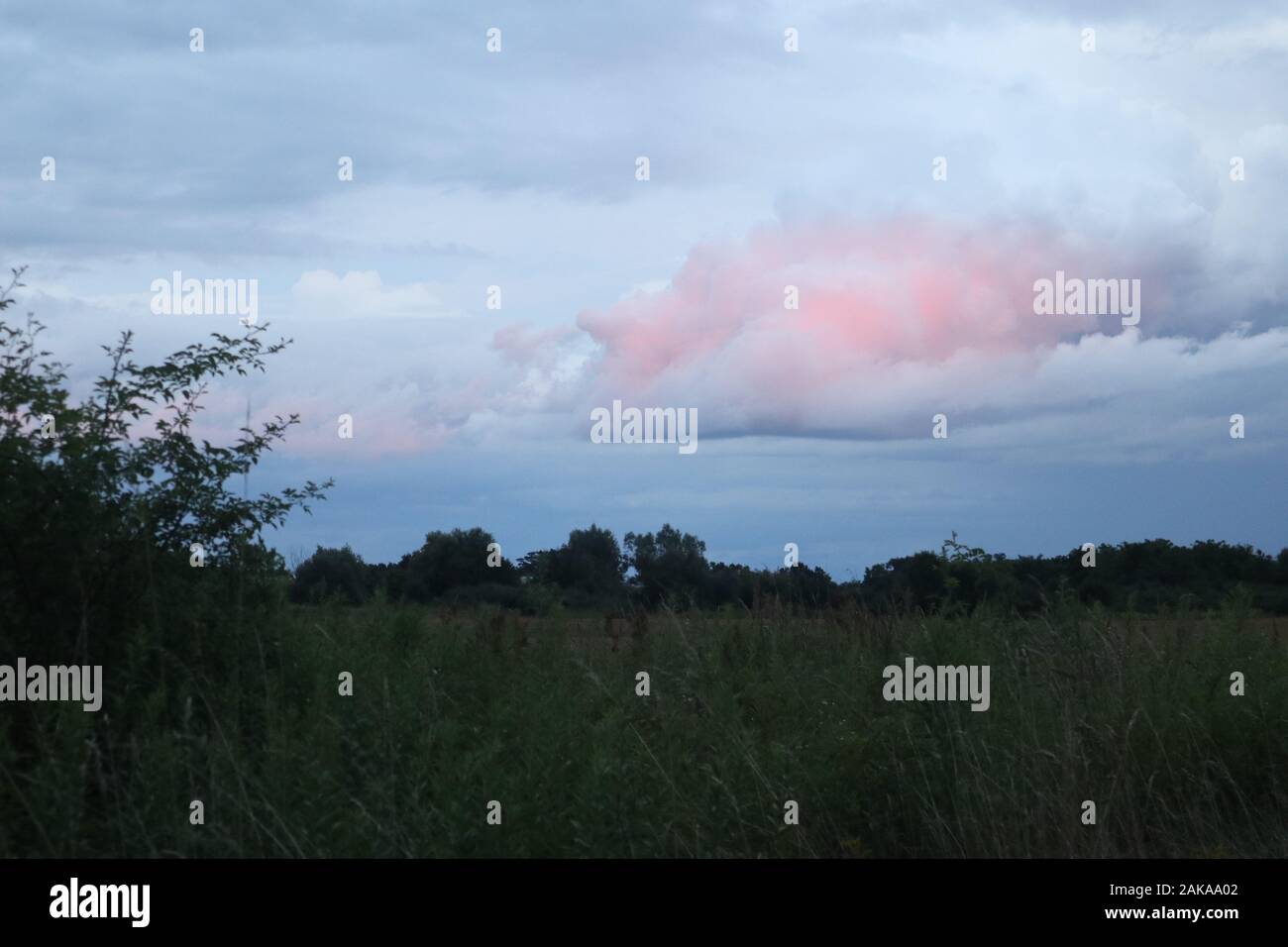 Pink sky cloud hi-res stock photography and images - Alamy