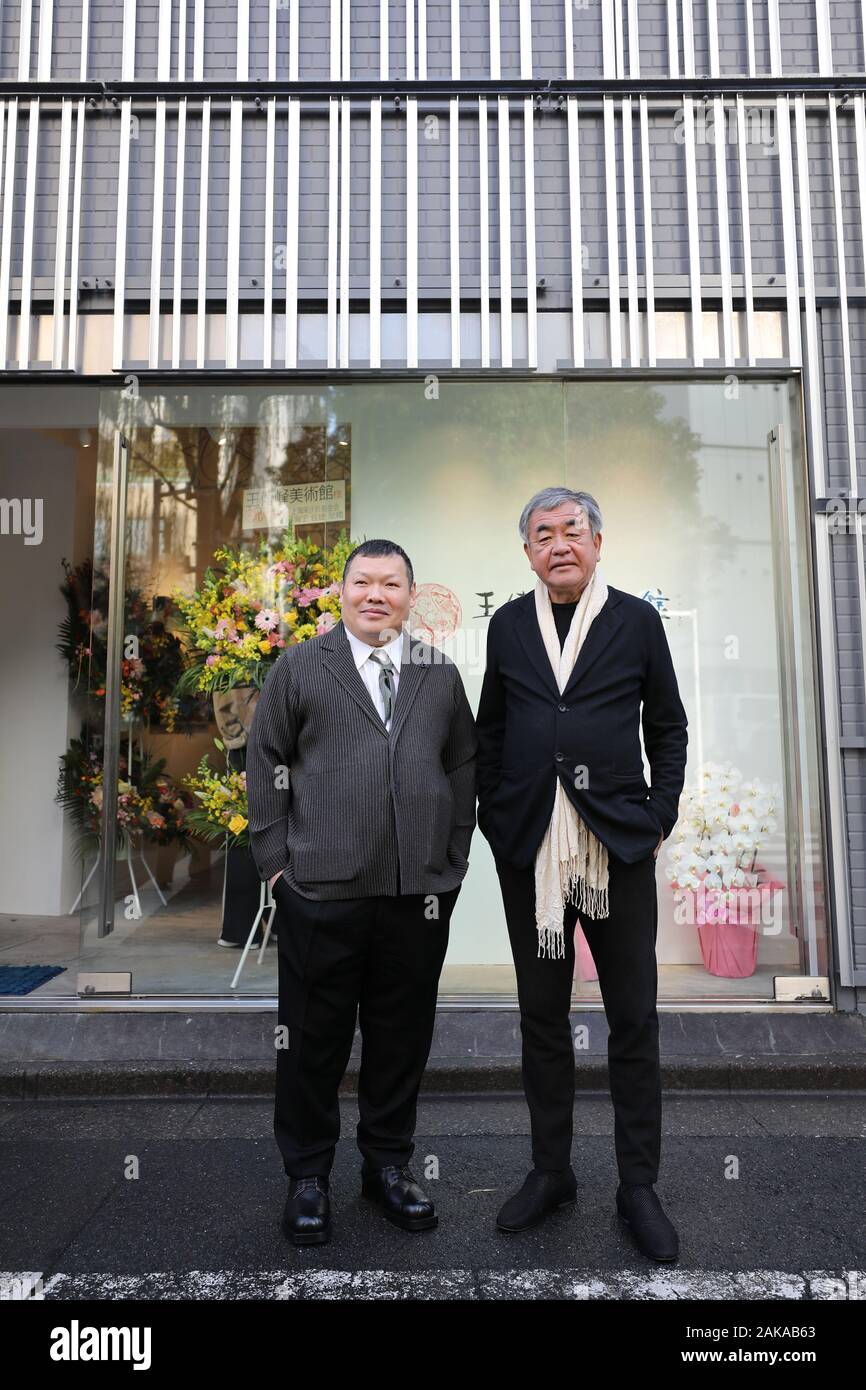 Tokyo, Japan. 8th Jan, 2020. Wang Chuanfeng (L) and Kengo Kuma pose for ...