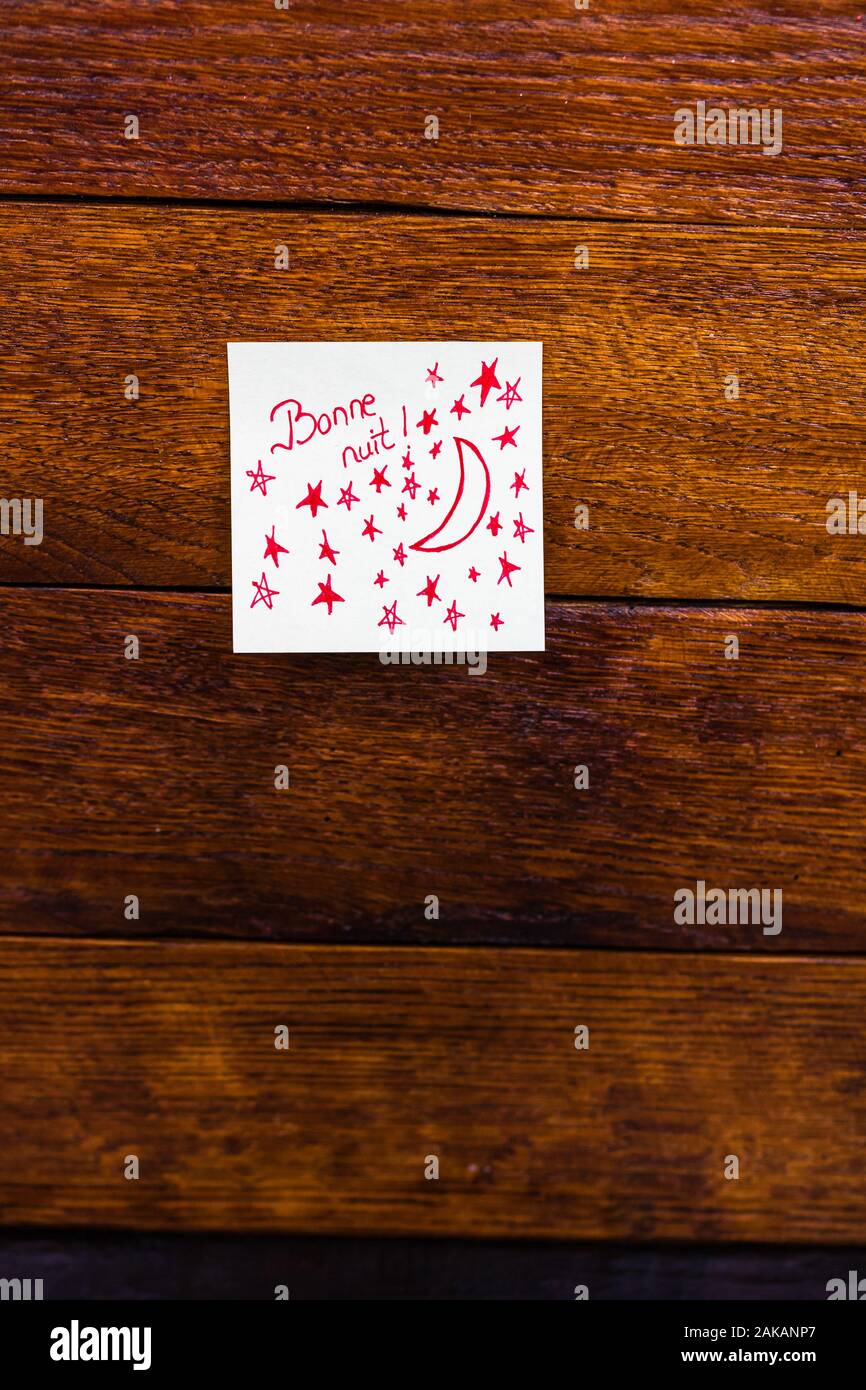 Sticky notepaper with French text meaning Drinks clipped to a ...