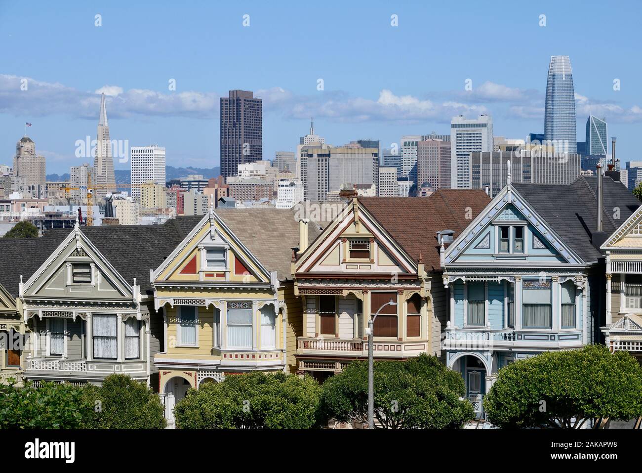 Painted Ladies, victorian row of houses on Alamo Square with downtown ...