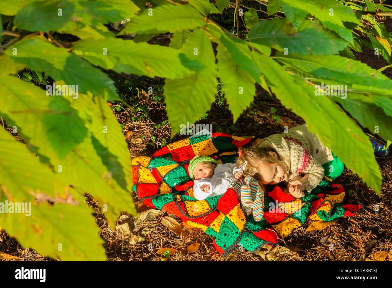 Children lying under tree hi-res stock photography and images - Alamy