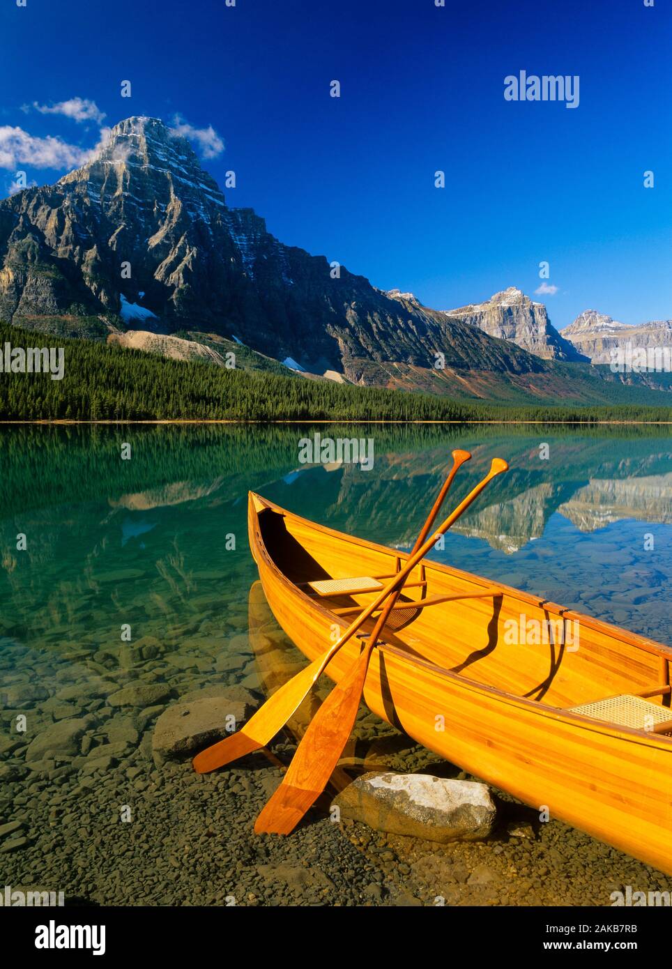 Canoe landscape hi-res stock photography and images - Alamy