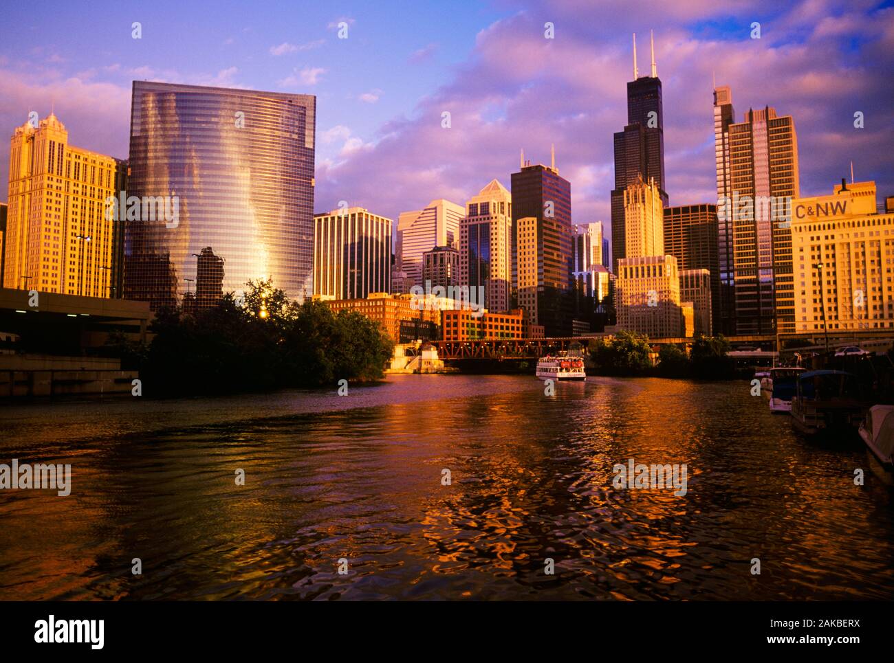 Chicago skyline sunset hi-res stock photography and images - Alamy
