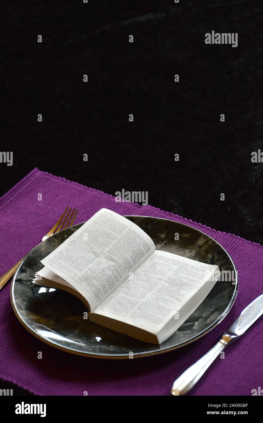 Bible open to matthew hi-res stock photography and images - Alamy