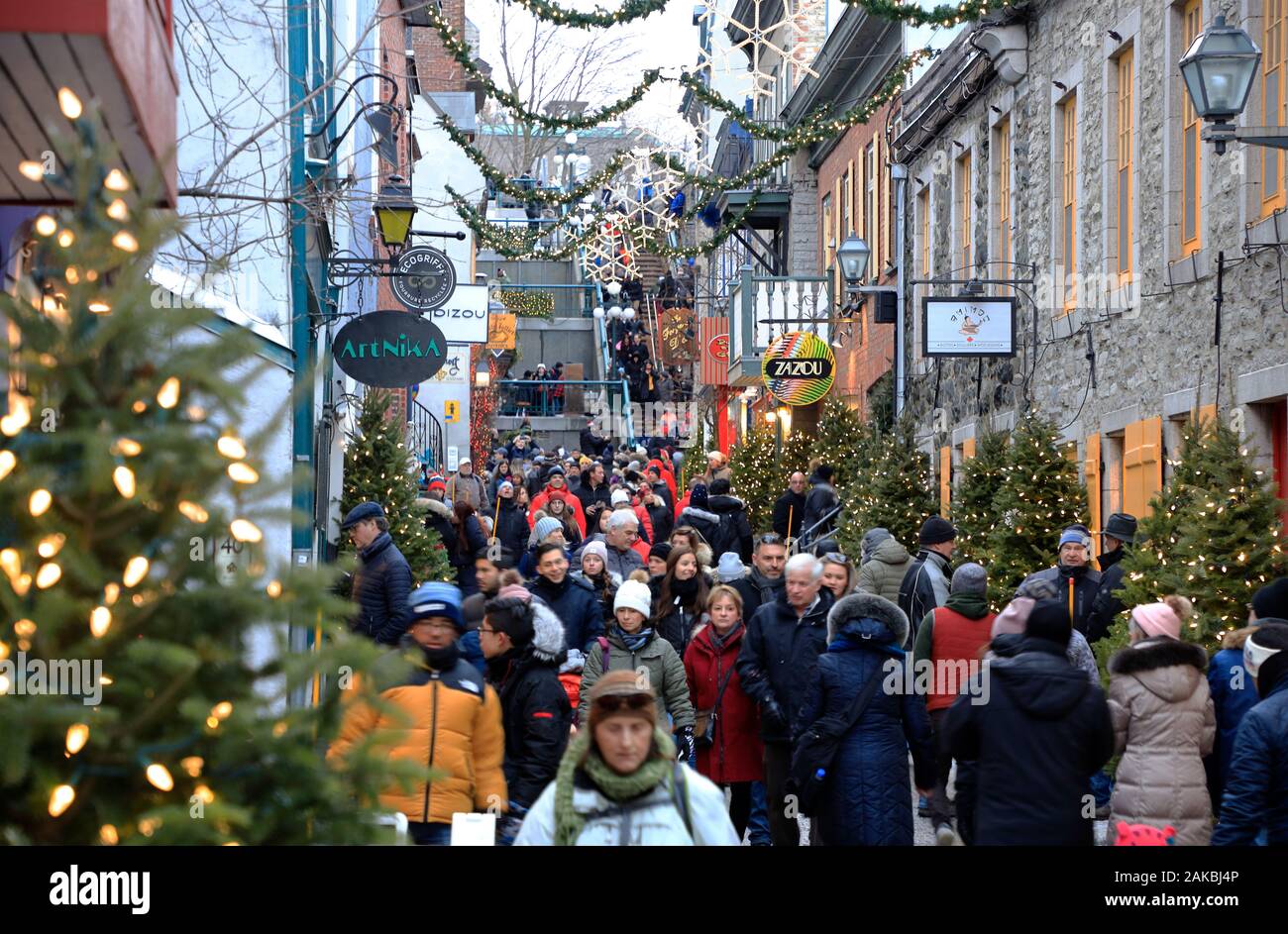 Rue du Petit-Champlain with Christmas Holiday decoration in Lower Town ...