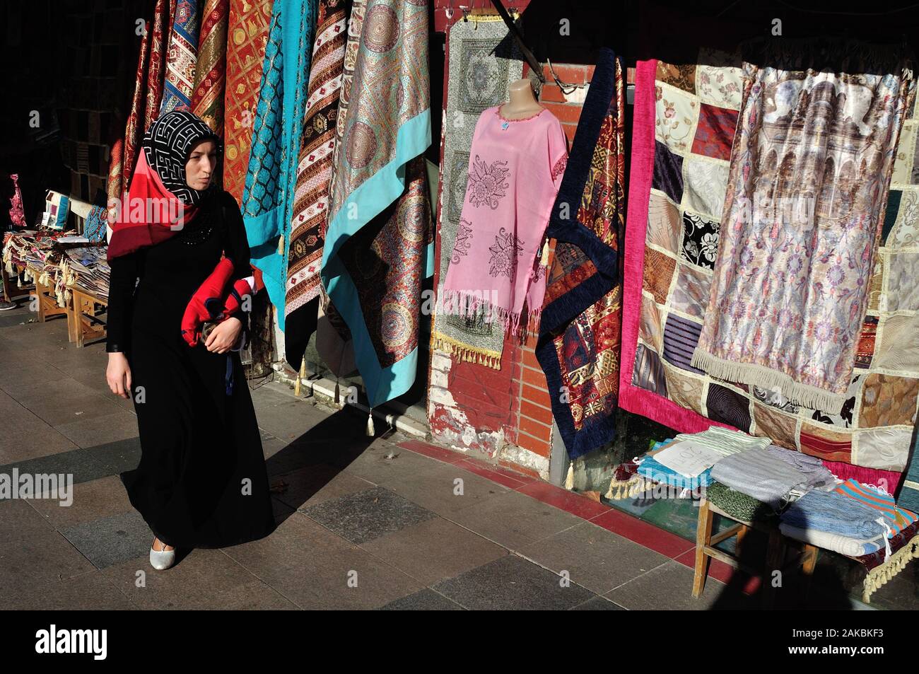 Istanbul turkey women selling clothes hi-res stock photography and ...