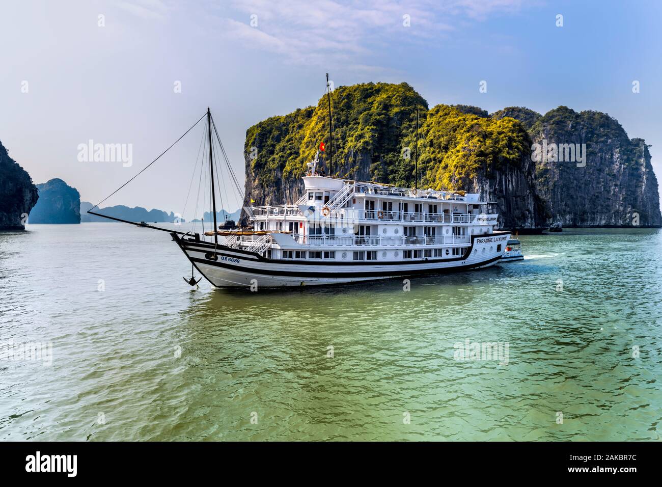 Junk boat Halong Bay Vietnam Stock Photo - Alamy