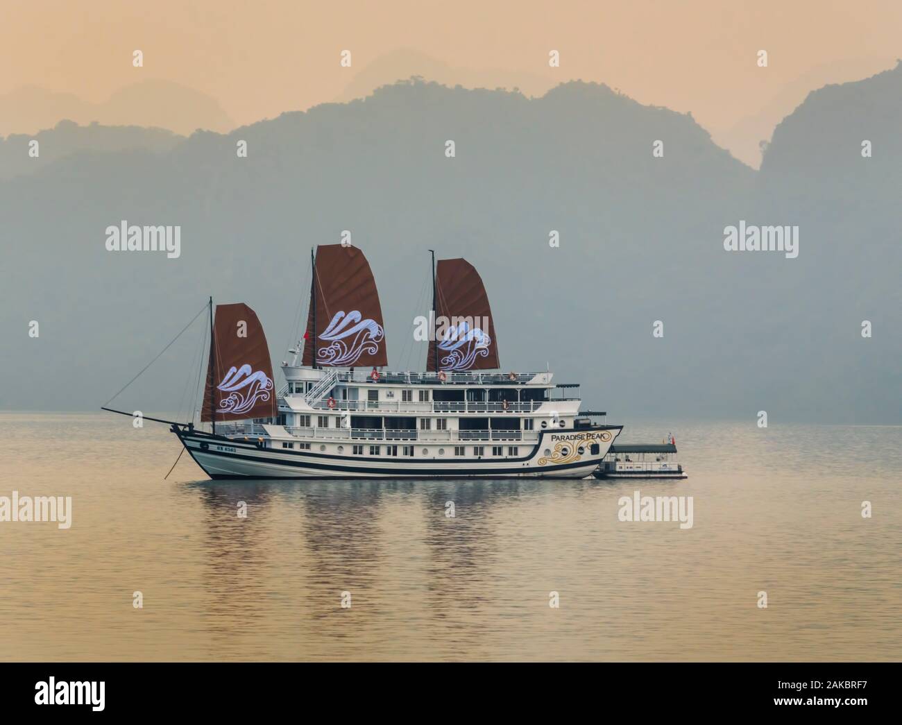 Vietnamese Junk Boat High Resolution Stock Photography and Images - Alamy