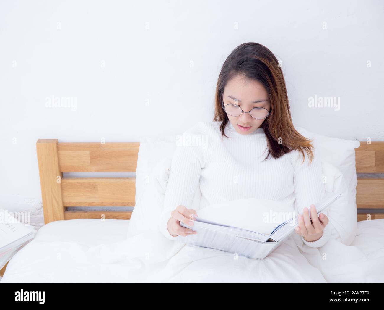 Reading magazine book hi-res stock photography and images - Alamy