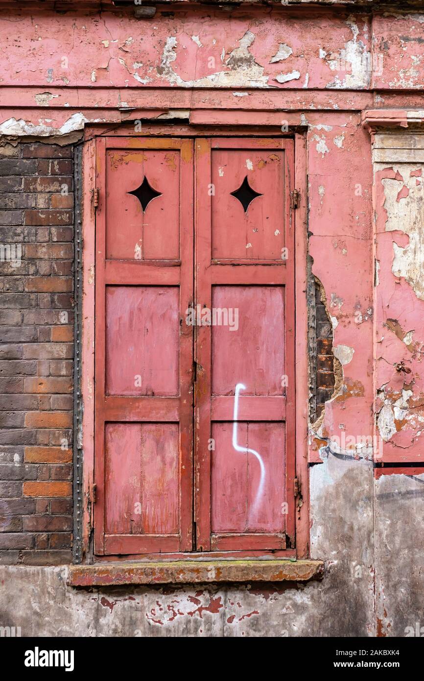 Red wooden window shutters hi-res stock photography and images - Alamy