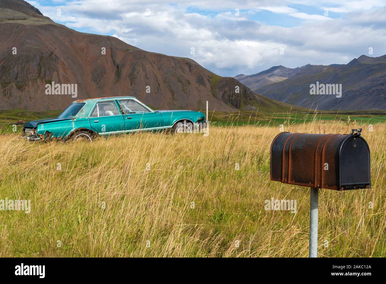 Car in a field hi-res stock photography and images - Alamy