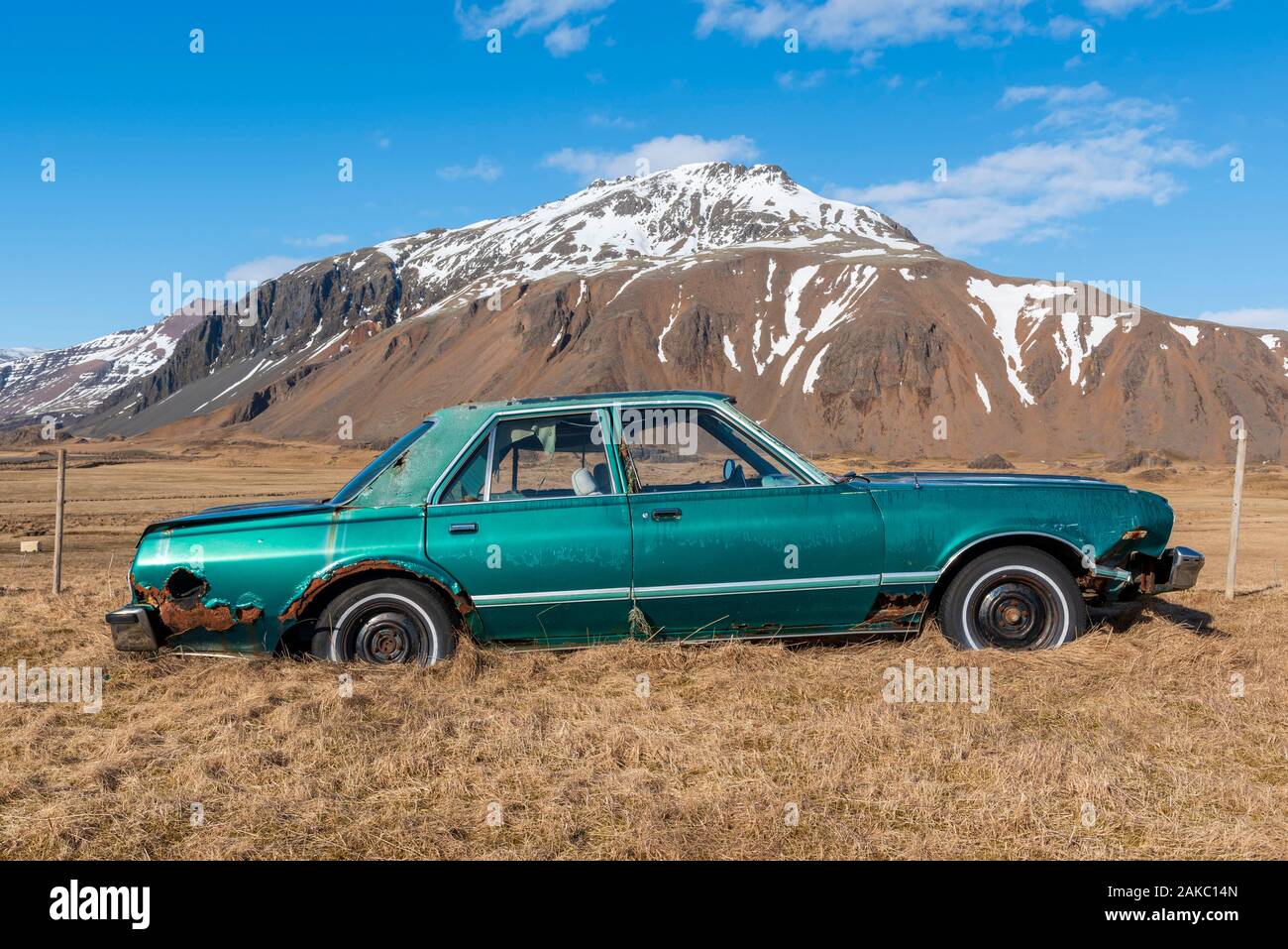 Car in a field hi-res stock photography and images - Alamy