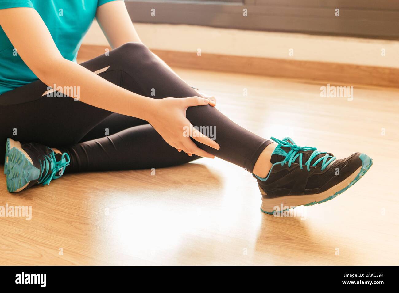 Stock photo of a young woman with a painful leg injury Stock Photo - Alamy