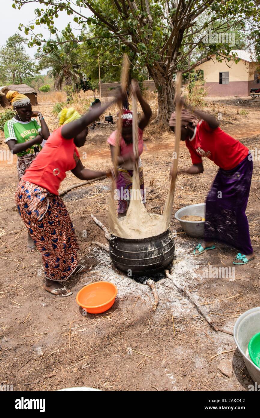 Benin, Abomey, women milling yams to make pureed yams Stock Photo - Alamy