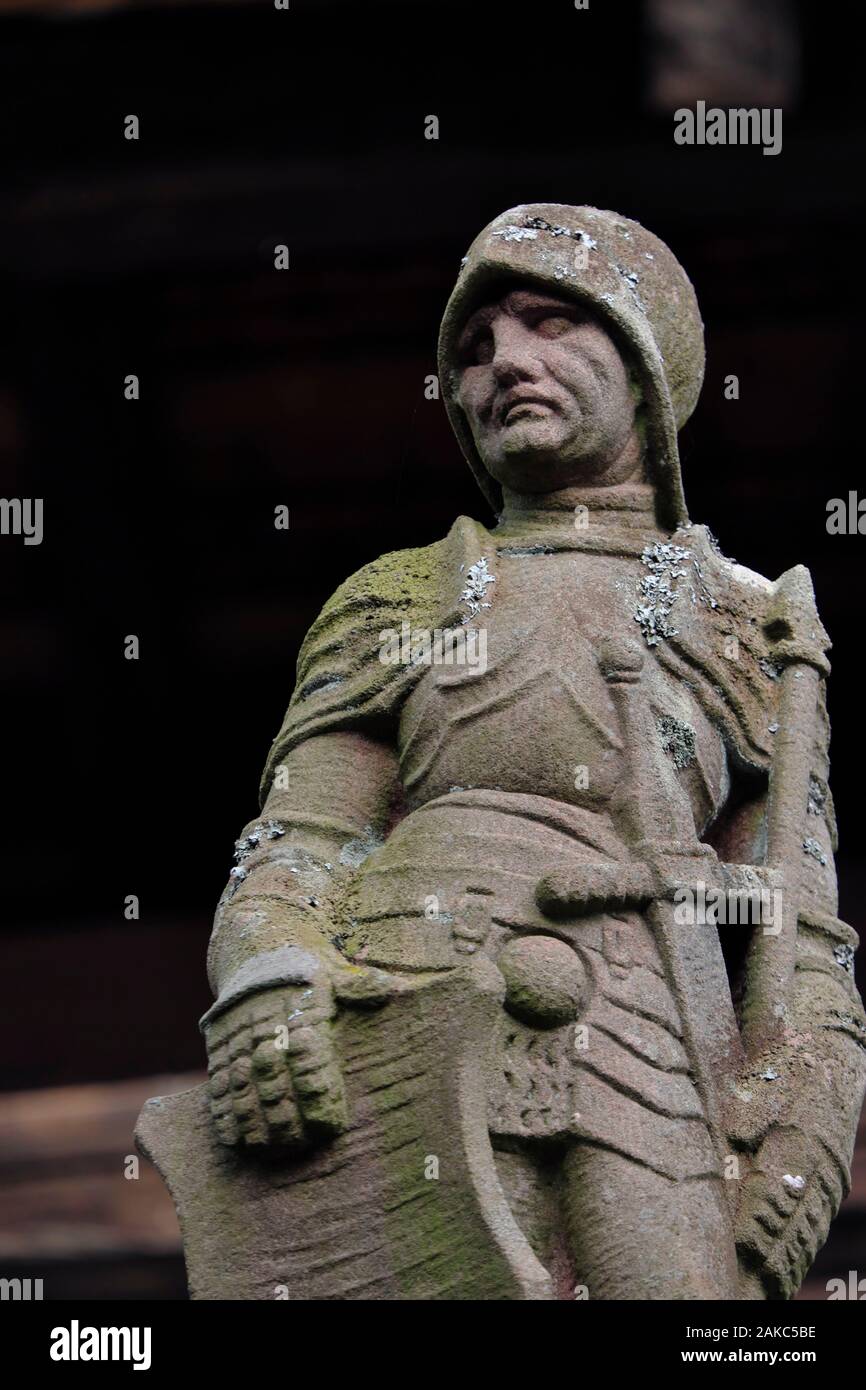 Well statue hi-res stock photography and images - Alamy