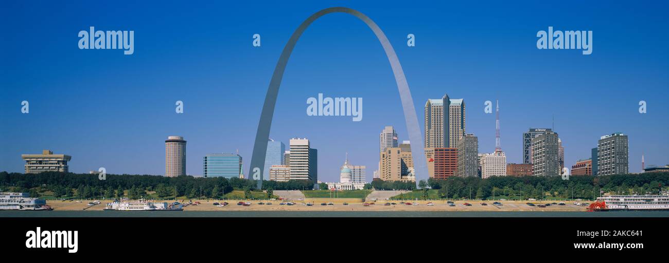 View of arc in city, St Louis, Missouri, USA Stock Photo - Alamy