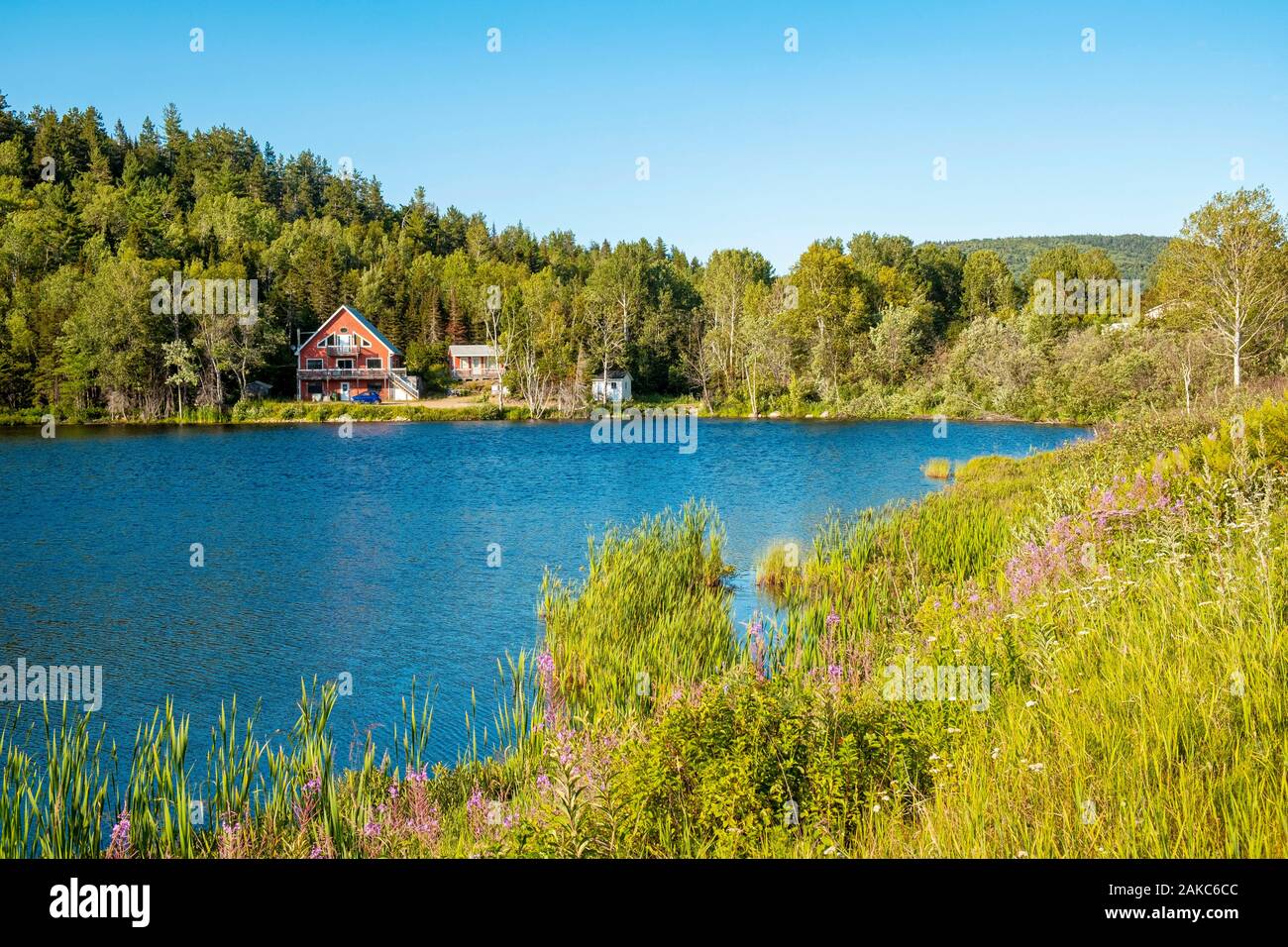 Canada lake house hi-res stock photography and images - Alamy