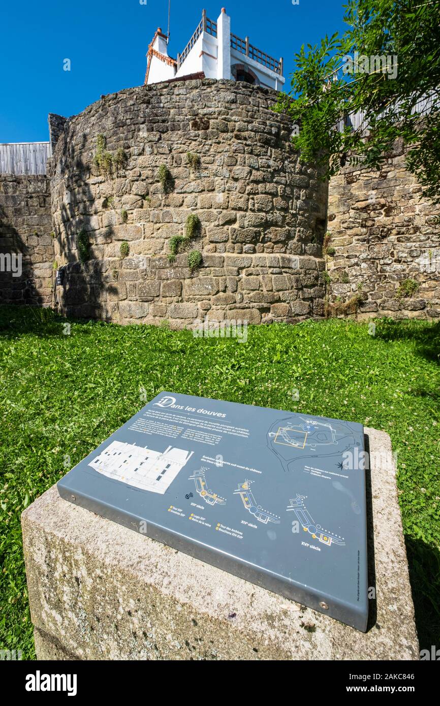 Medieval castle ramparts hi-res stock photography and images - Alamy