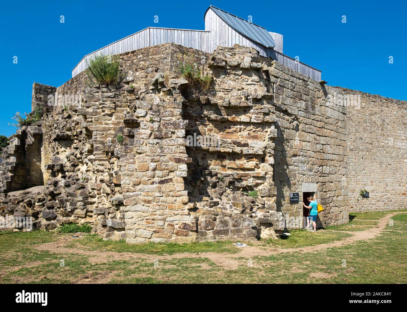 Medieval castle ramparts hi-res stock photography and images - Alamy