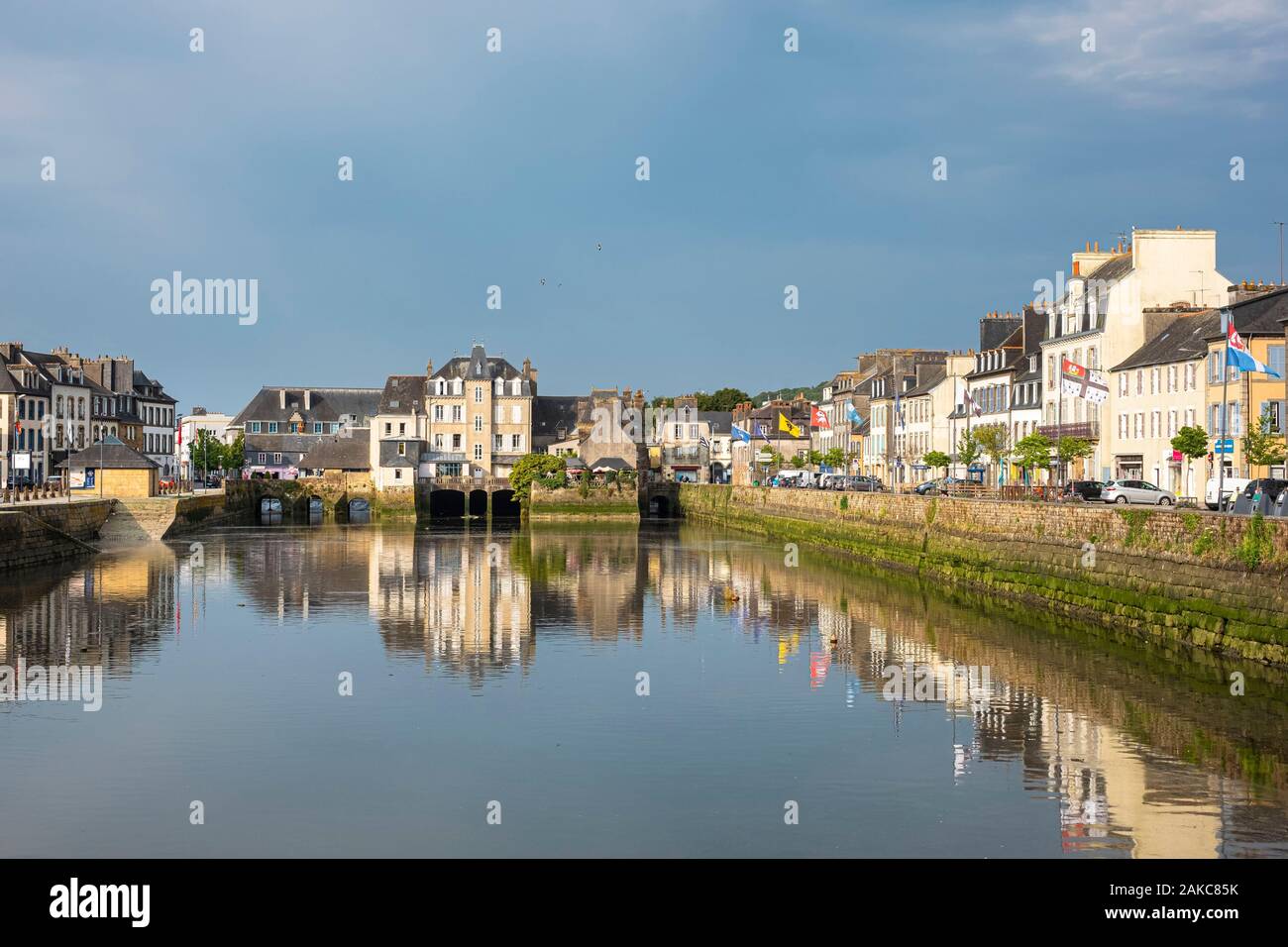 France, Finistere, Landerneau, 16th century Rohan Bridge across the ...