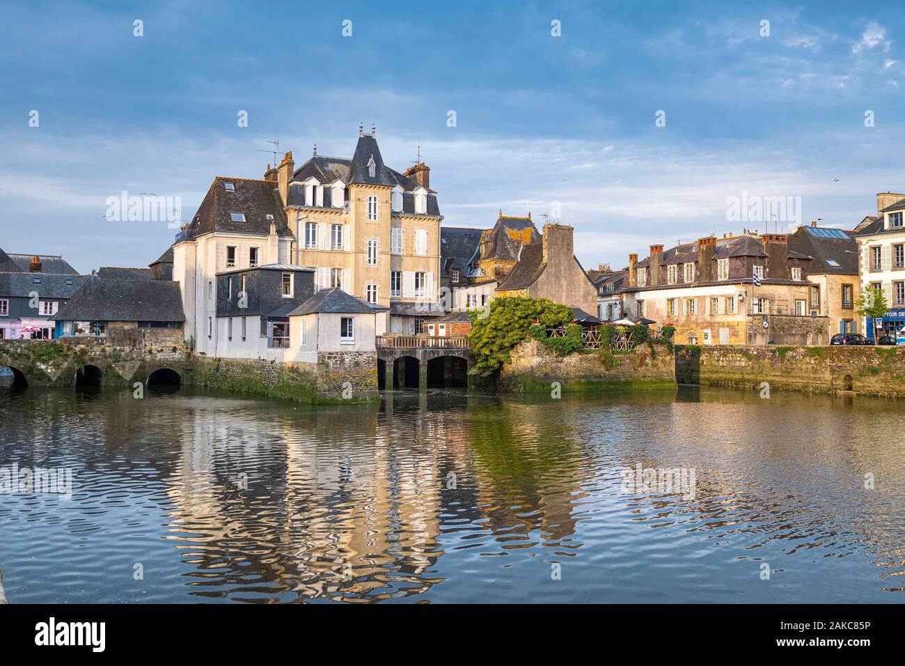 France, Finistere, Landerneau, 16th century Rohan Bridge across the ...