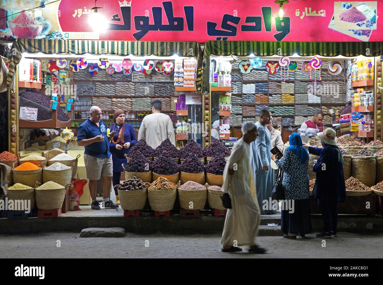 Shopping in a grocery store hi-res stock photography and images - Alamy
