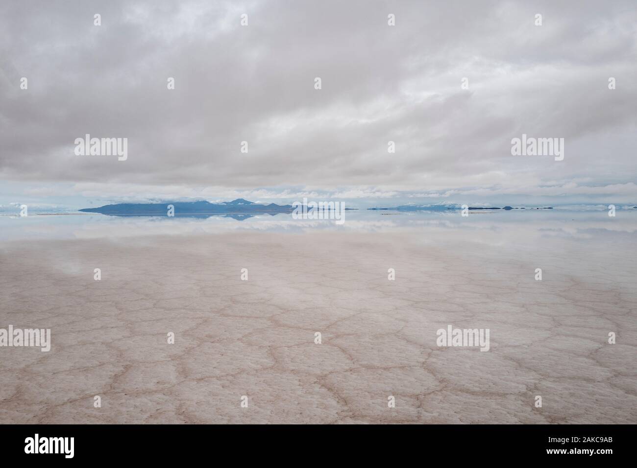 The famous mirror reflections on the Salar de Uyuni salt flats, Potosi ...