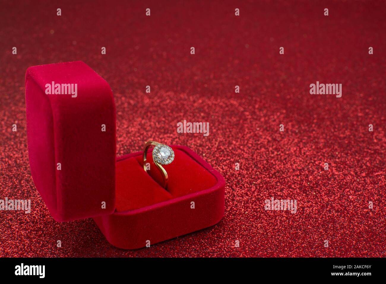 Red ring box golden hi-res stock photography and images - Alamy