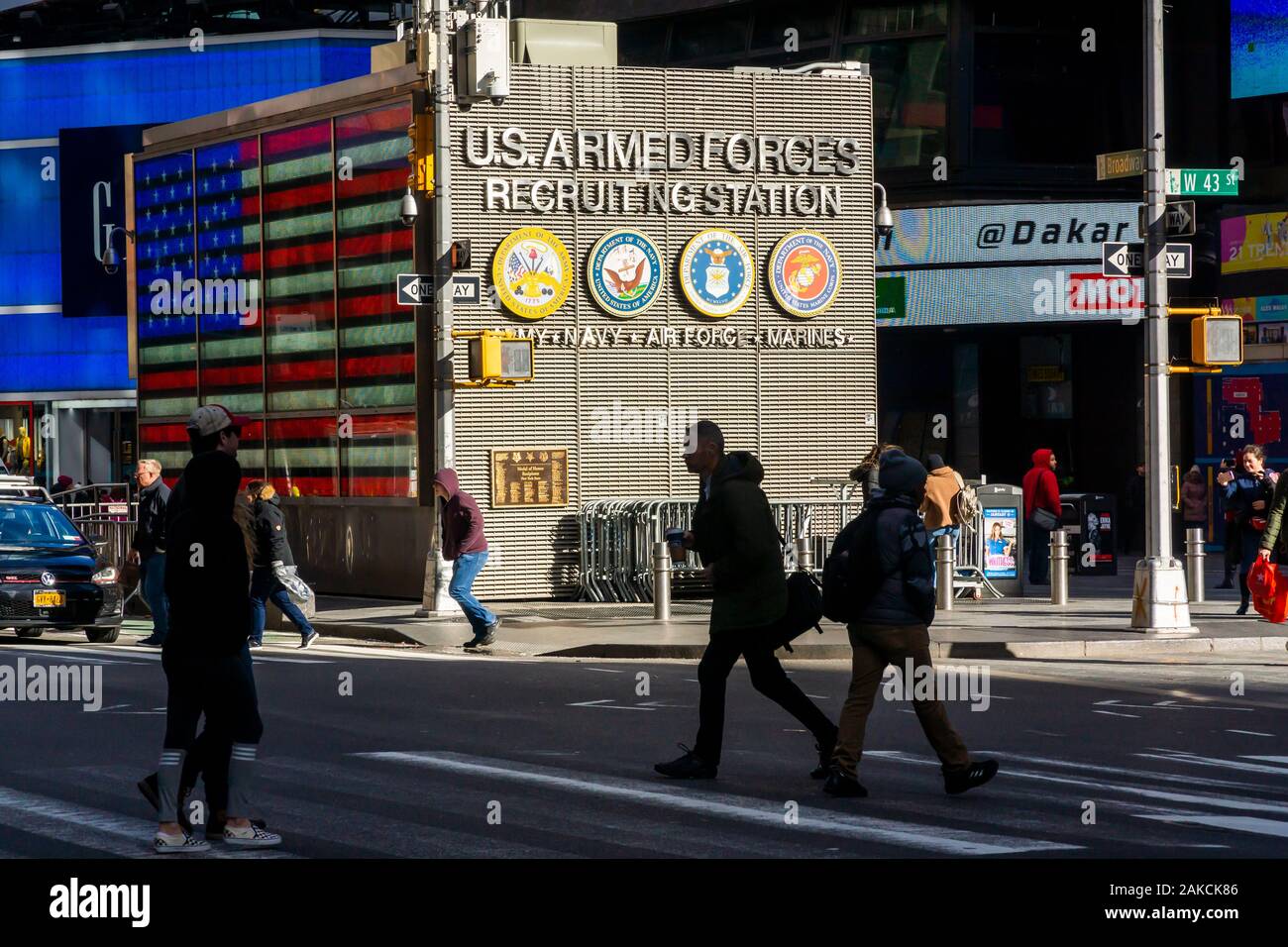Times square armed forces recruiting station hi-res stock photography ...
