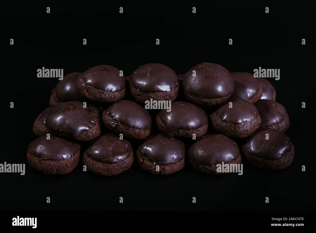 Small round chocolate cakes on the dark background Stock Photo - Alamy