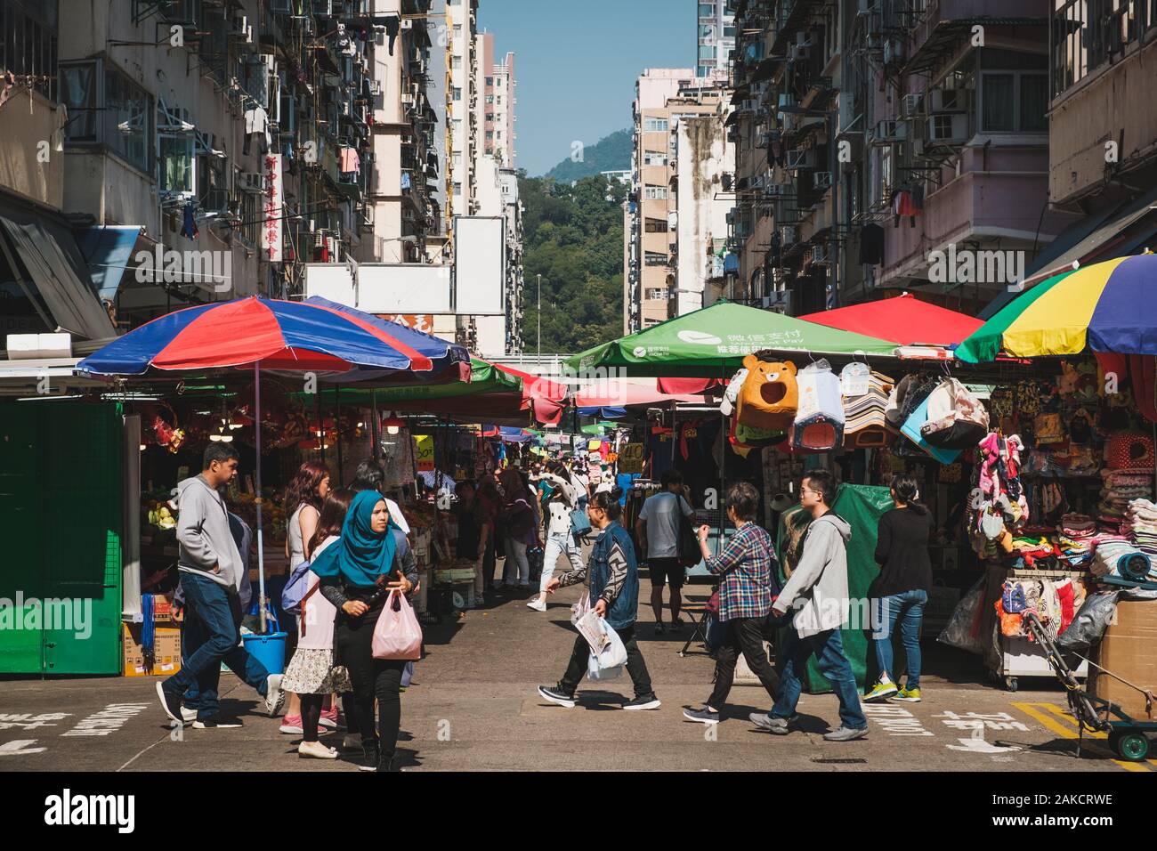 Asian family walking chinese street hi-res stock photography and images ...