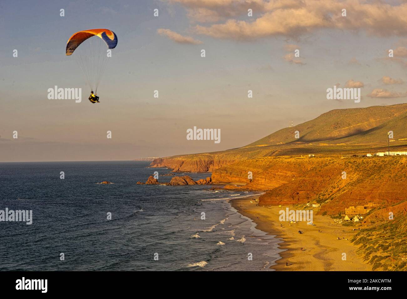 Paragliding from a boat hi-res stock photography and images - Alamy