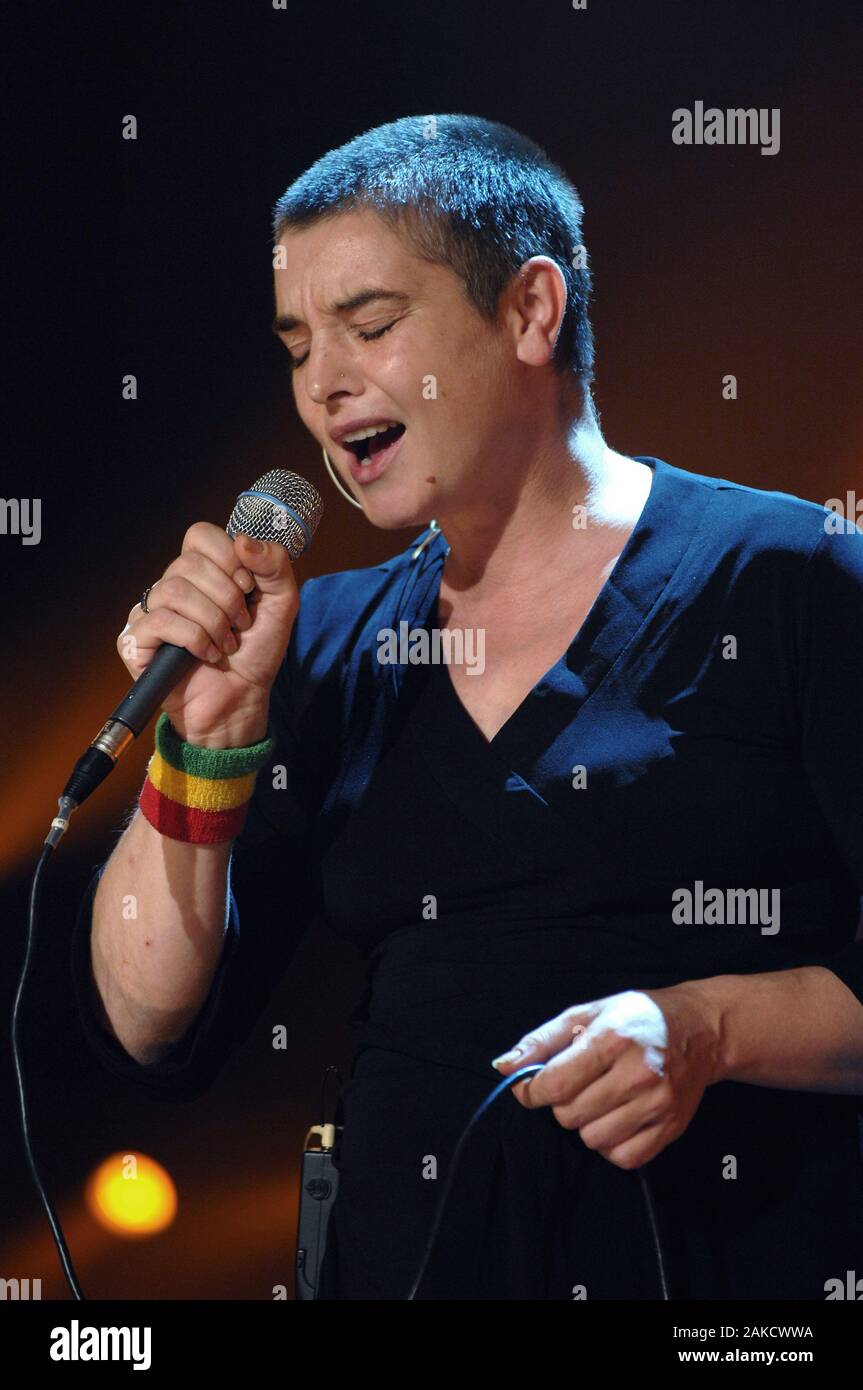 Sinead oconnor show hi-res stock photography and images - Alamy