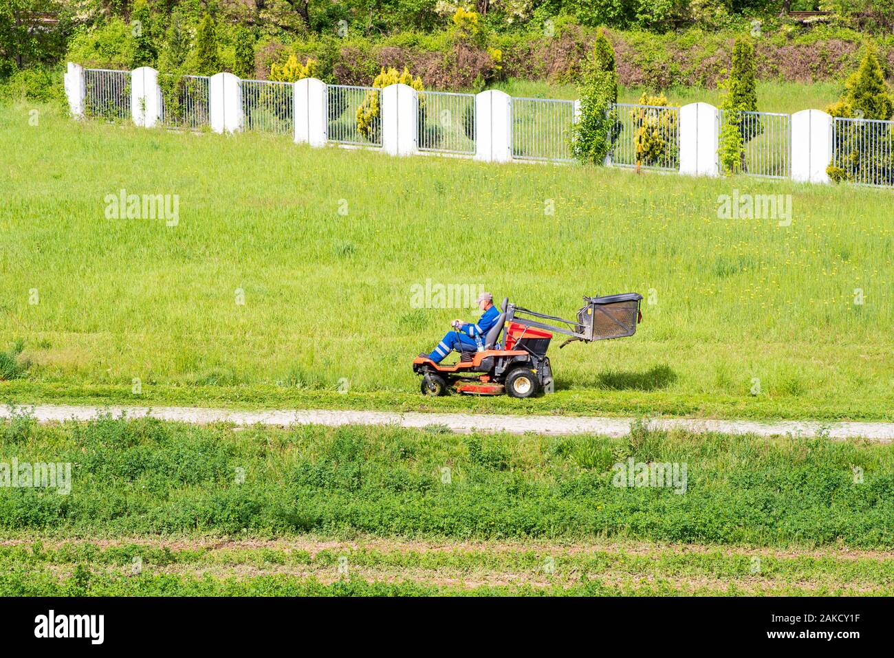 Riding lawn mover hi-res stock photography and images - Alamy