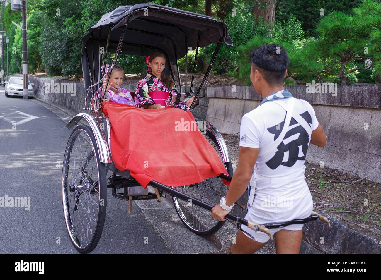 KYOTO, JAPAN 08.2019 girls tourists dressing up to look like Maiko ...