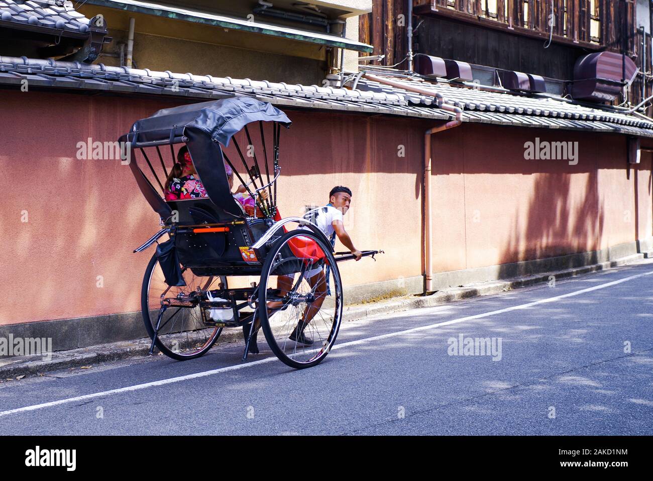 KYOTO, JAPAN 08.2019 girls tourists dressing up to look like Maiko ...