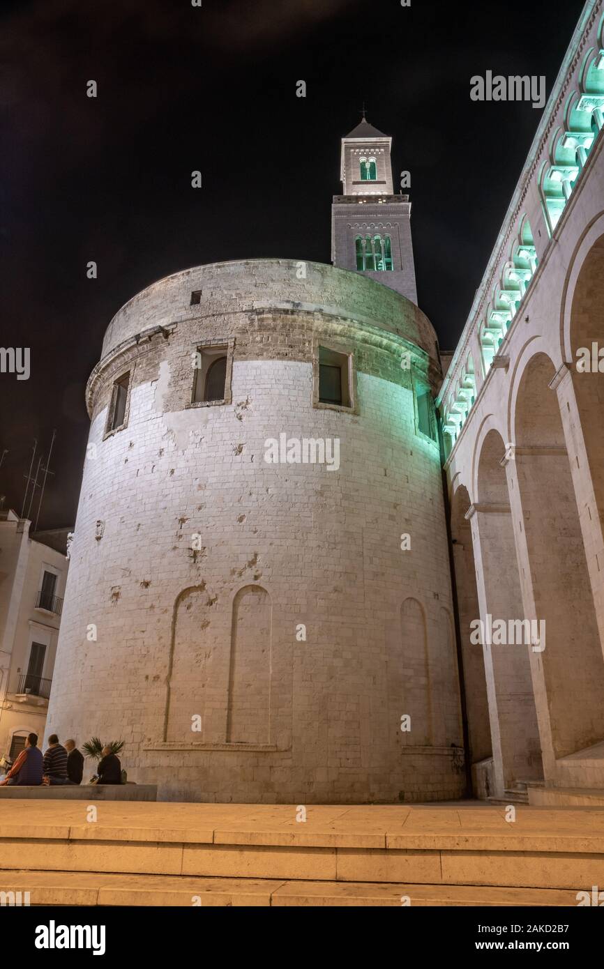 Night view of historical buildings and streets in Bari, Italy Stock ...