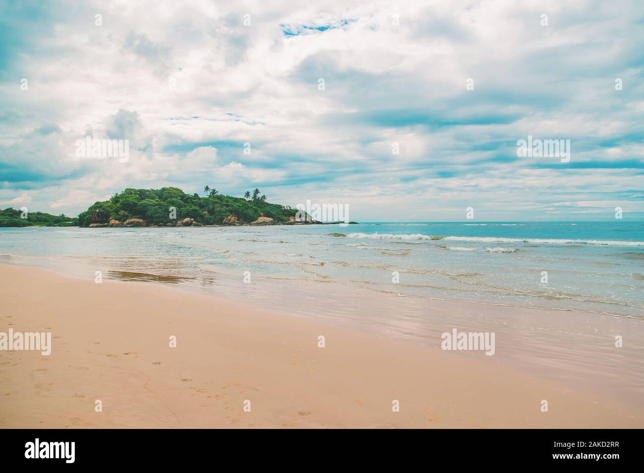 Beruwala tropical island beach hi-res stock photography and images - Alamy