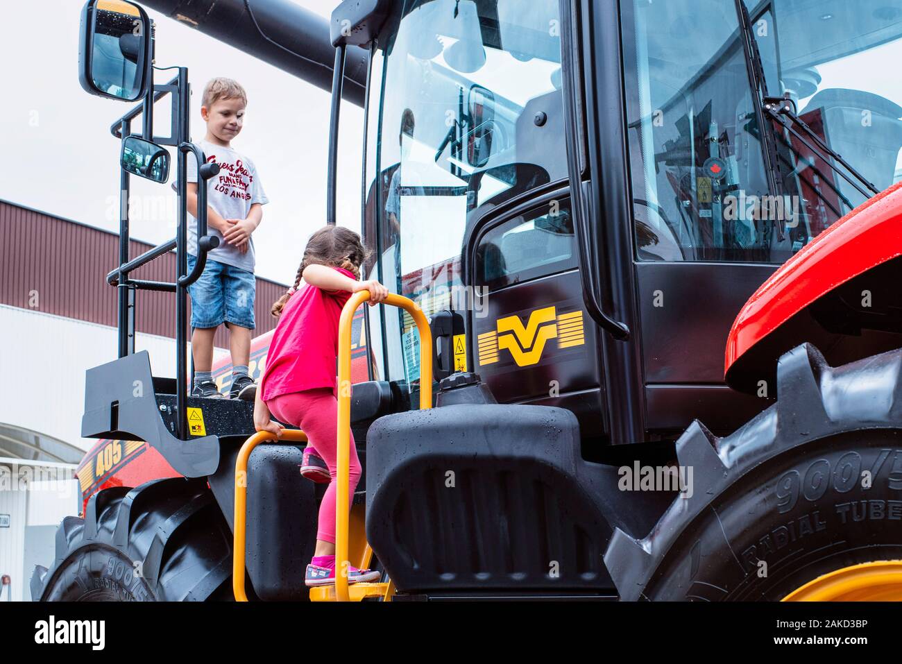 Kids and tractors hi-res stock photography and images - Alamy