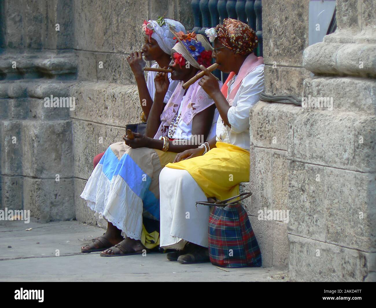 Ladies smoking Cuban cigars in Old Havana, Cuba Stock Photo - Alamy