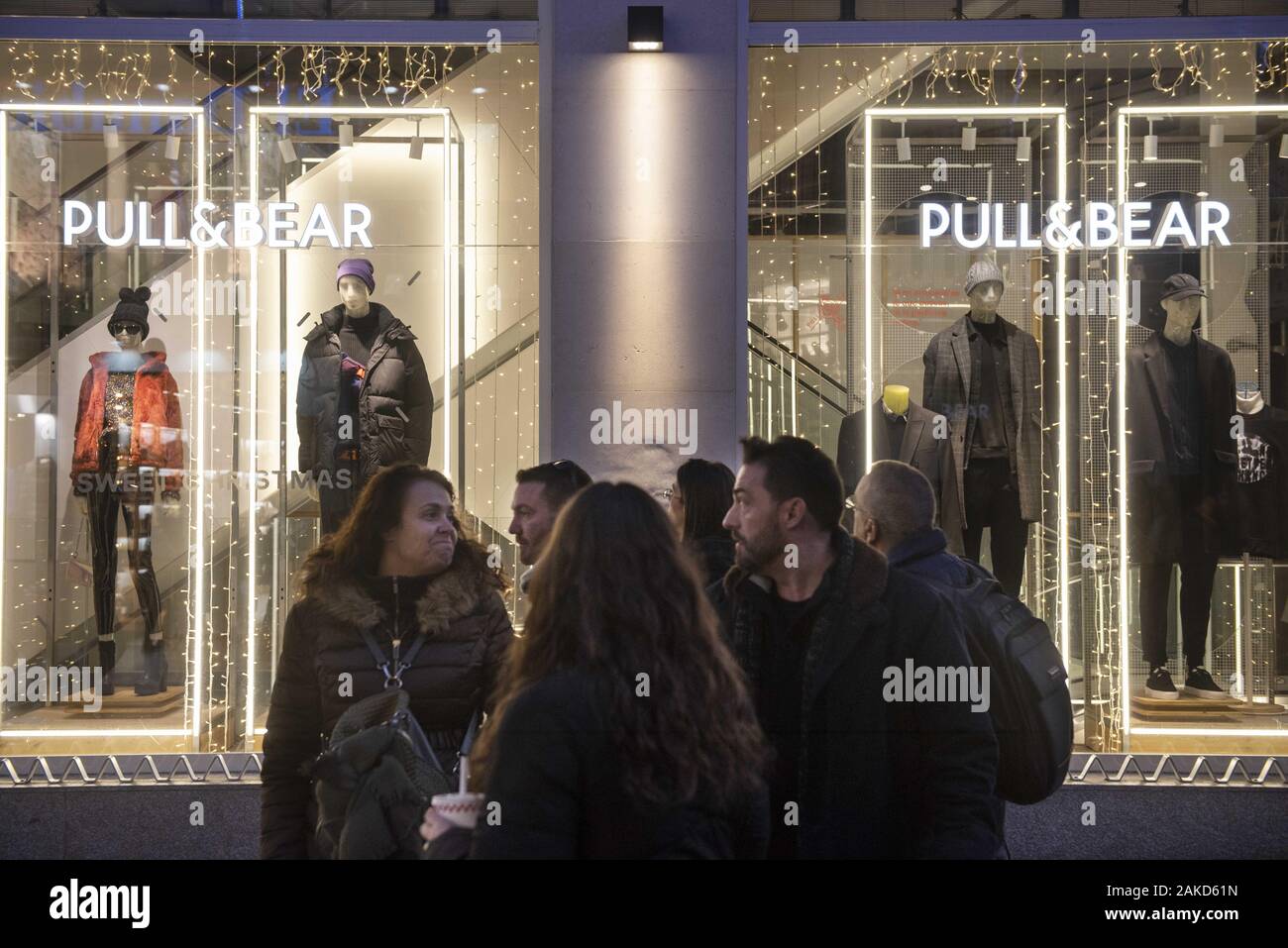 Pull bear logo hi-res stock photography and images - Alamy