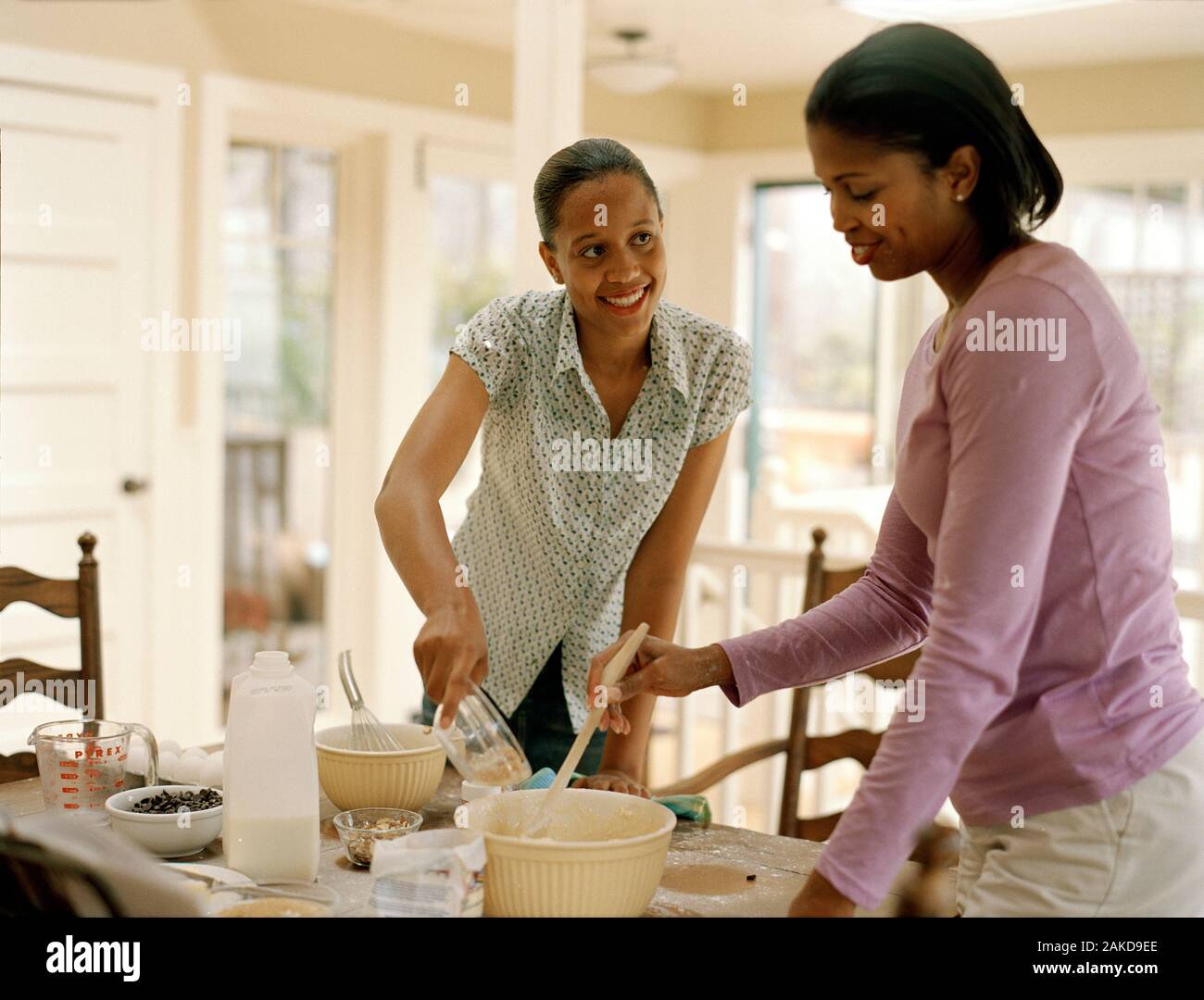 Mother and daughter making cookies together Stock Photo - Alamy