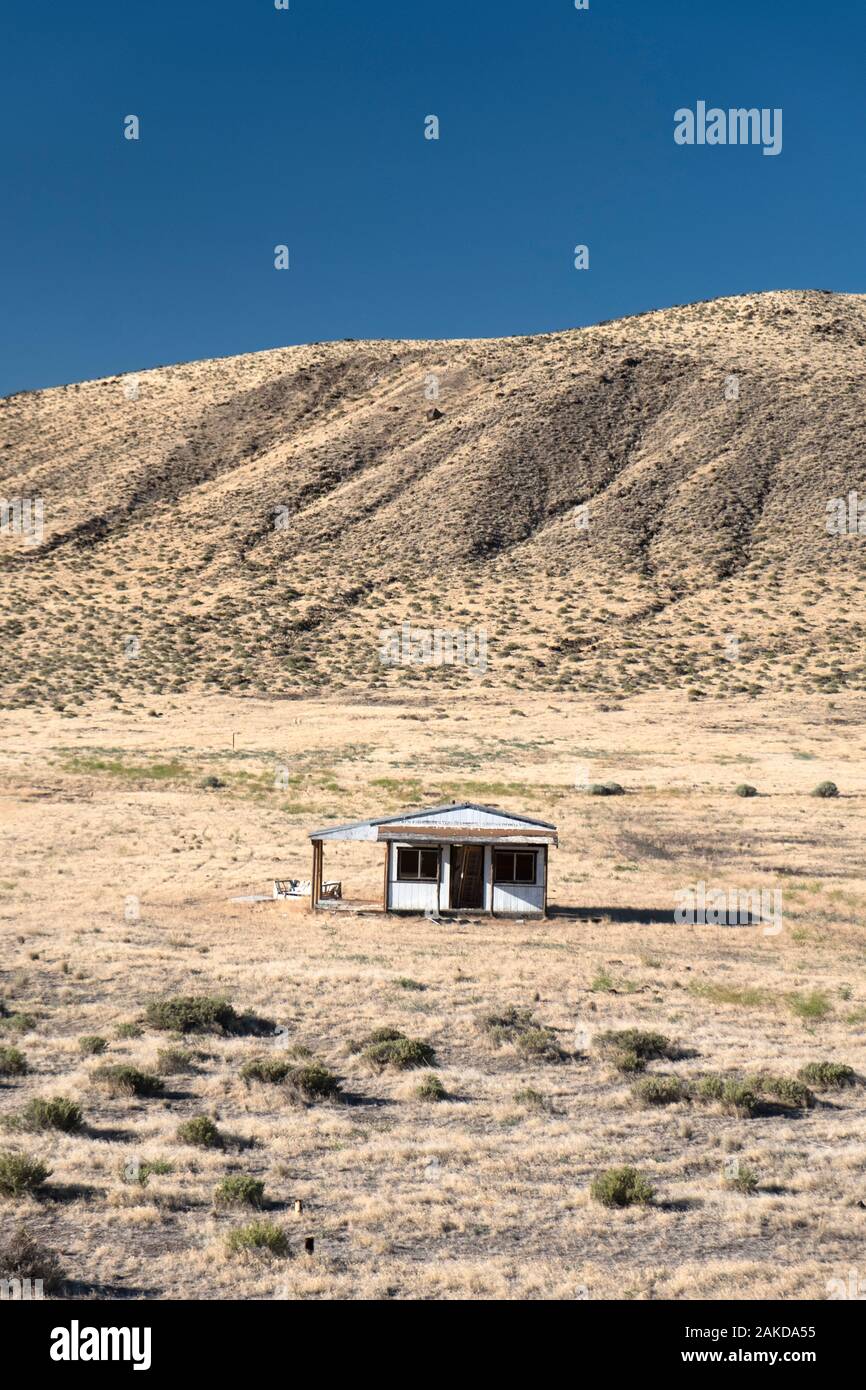 Abandoned house in the desert Stock Photo - Alamy