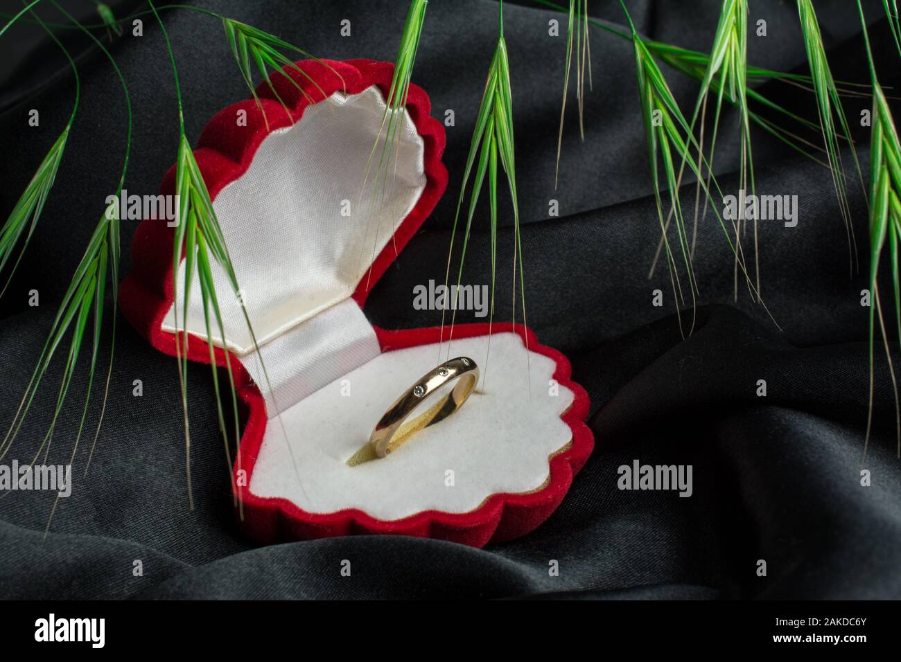 Gold ring in box hi-res stock photography and images - Alamy