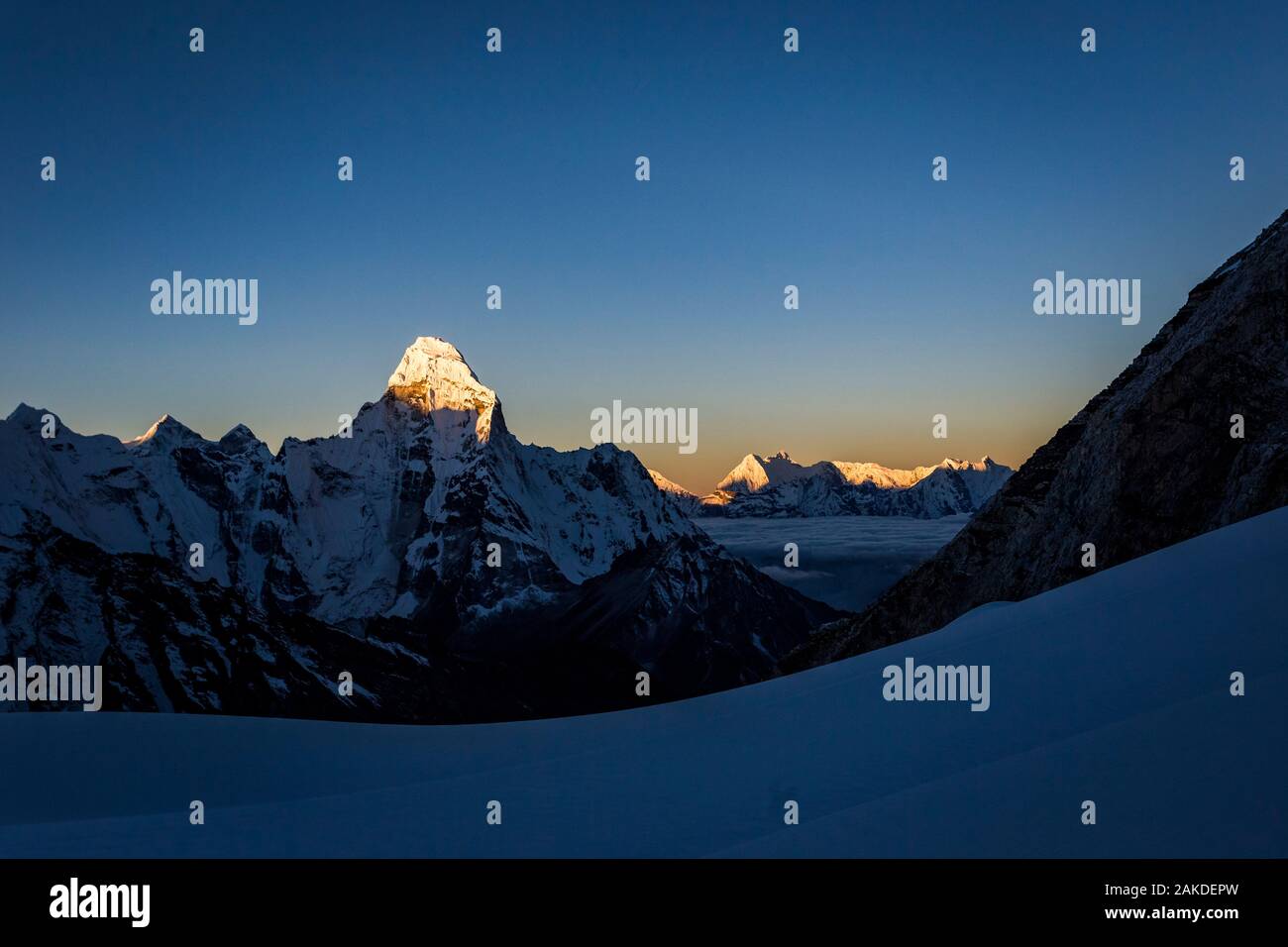 Alpine sunset over the mountains with Ama Dablam in the Himalaya Stock ...