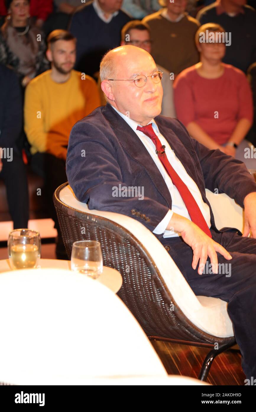 Gregor Gysi bei der Aufzeichnung der ZDF-Talkshow 'Markus Lanz' im ...